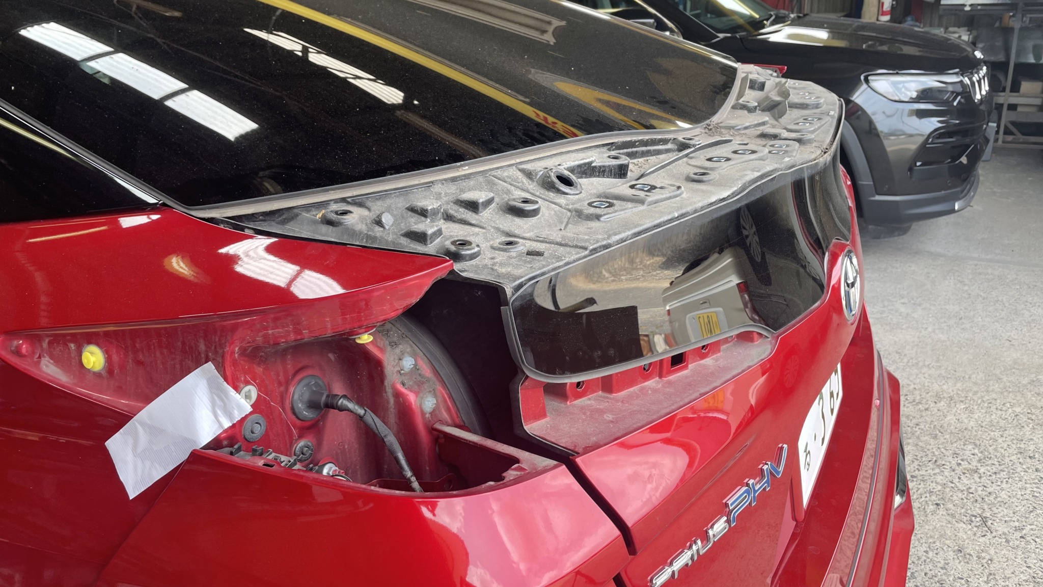 52プリウスPHVのテールランプをGRのクリアテールに交換 | ボディショップ アクセル公式ブログ